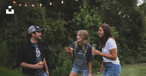 검은색 크루넥 티셔츠와 파란색 데님 반바지를 입은 여성이 흰색 여성 옆에 서 있다 사진 Unsplash의 무료 우정 이미지