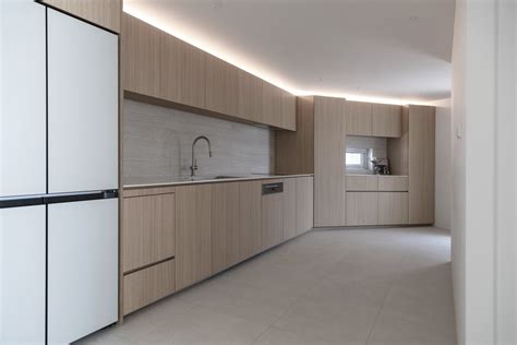 스웨덴디자인공작소 • 올림픽파크포레온84e 프로젝트 정제된 수평선과 면의 구성 불필요한 노출을 최소화한 채 기능을 완성한 주방 은은한 간접조명 아래 사용자의 동선은