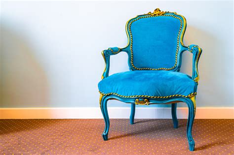 블루 섬유와 노란색 고급 스러운 장식품과 간단한 복고풍 스타일의 자 발견 패턴 갈색 양탄자에 설정 합니다 왼쪽에 공간을 복사 하 고 부드러운 자연광을 제공 합니다 거실에