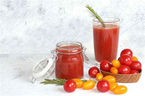 토마토 주스 소스 파스타 재료가 콘크리트 테이블에 놓인다 해독 다이어트와 체중 감소 자연 영양 건강 하고 자연적인 식품의 개념