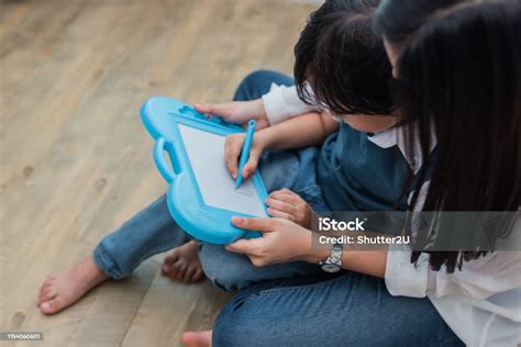 아시아의 엄마 가르침 귀여운 소년에 그리기에 칠판 함께 학교 및 교육 개념으로 돌아가기 가족과 홈 스위트 홈 테마 유치원 아이 테마 2명에 대한 스톡 사진 및 기타 이미지