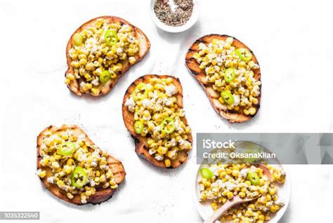 옥수수와 염소 치즈 구이 브루 쉐 타 밝은 배경에 평면도 맛 있는 간식 또는 전채 그릭요거트에 대한 스톡 사진 및 기타 이미지 그릭요거트 옥수수 속대 건강한 식생활