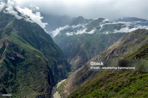Río Apurimac Laderas Verdes Empinadas Del Valle Con Agua En El Medio La