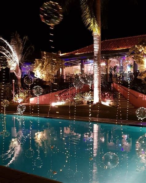 Nossa Piscina Cheia De Balões Iluminados Para O Jantar De Formatura Do