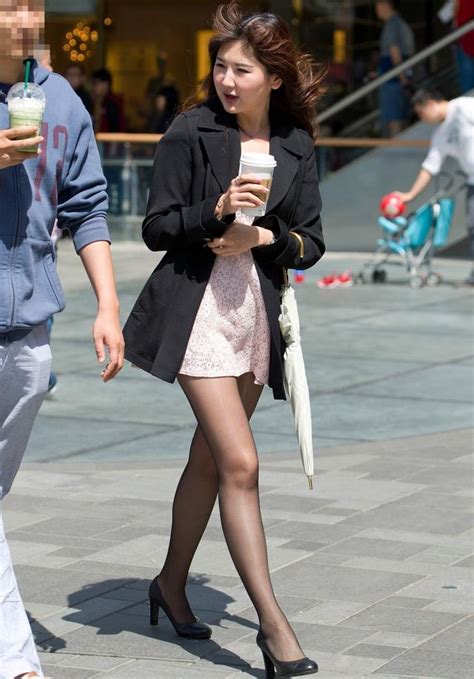 街拍粉色连衣裙外衣黑丝美腿丰满MM手里拿着星巴克 每日头条