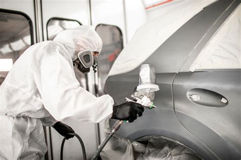 페인팅 부스의 자동차 부품에 페인트 코트를 적용 한 전체 작업복과 호흡 마스크의 차체 공장 기술자 가스 압축기에 대한 스톡 사진 및 기타 이미지 Istock