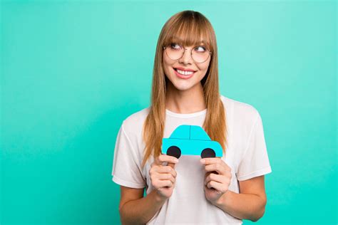 클로즈업 사진 아름 다운 그녀의 레이디 팔 손 종이 택시 자동차 봐 꿈꾸는 빈 공간 조언 사용 사용자 최고 속도 빠른 서비스