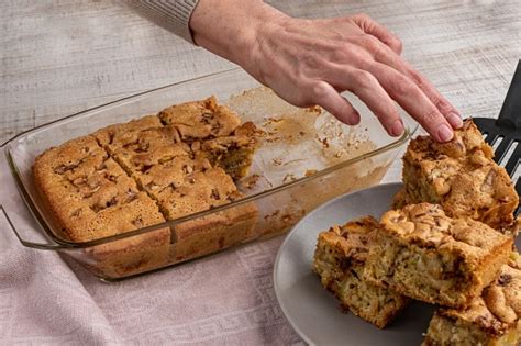 유리 그릇에 담긴 과일과 베리 파이 조각을 주걱으로 꺼내 접시에 놓습니다 접시에 사과 파이 조각을 놓는 여성의 손 클로즈업 파이
