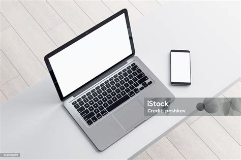 밝은 바탕 화면에 빈 흰색 노트북과 스마트 폰의 클로즈업 화면에 모의 장소 나무 쪽모이 세공 마루 바닥 배경 상단 보기 3d 렌더링 노트북에 대한 스톡 사진 및 기타 이미지