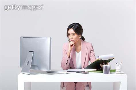 비즈니스 여성 20 29세 청년 비즈니스우먼 사무실 업무현장 도시생활 누끼 한국인 경영자 책임자 걱정 어두운표정 이미지 Jv11189378