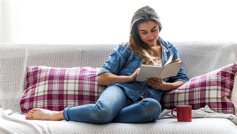 화이트 아늑한 침대와 아름 다운 여자 책을 읽고 하 고 마시는 뜨거운 음료 홈의 개념 및 편안 함 Tabi Sock에 대한 스톡 사진 및 기타 이미지 Istock