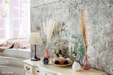 콘크리트 배경에 스칸디나비아 장식 현대적인 인테리어에 말린 꽃과 식물 Greeneryhome 인테리어와 에코 스타일의 인테리어 장식 거실의 스칸디나비아 아늑한 빛 인테리어