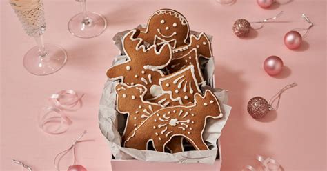 분홍색 배경에 크리스마스 장식품과 샴페인이 있는 선물 상자에 담긴 수제 진저브레드 쿠키 사진 Unsplash의 쿠키 이미지