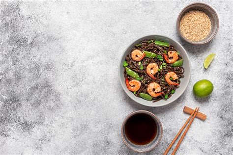 그릇에 새우와 야채와 소바 국수를 볶습니다 회색 콘크리트 그런지 배경 아시아 전통 음식 맨 위 보기입니다 0명에 대한 스톡 사진 및 기타 이미지 Istock