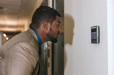 얼굴 스캐너를 사용하여 사무실 건물의 문을 여는 남자 출입 통제 얼굴 인식 시스템 보안 시스템을 위한 생체 인식 출입 제어 장치 생체 인식 출입 제어 장치 25 29세에