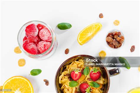 시리얼 아침 식사 콘플레이크 건포도 아몬드 민트 잎 오렌지 주스 딸기 평면도 흰색 배경 평평 하다 건강 하 고 적절 한 영양 Ditox의 개념 0명에 대한 스톡 사진 및