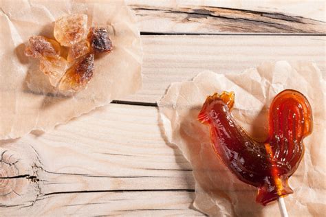 Карамелени захарни петлета с кафяви захарни кристалчета