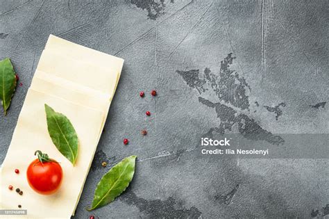 라사냐 반죽 시트 조미료와 허브 회색 돌 배경에 상단 보기 평면 누워 텍스트복사 공간 건조한에 대한 스톡 사진 및 기타 이미지