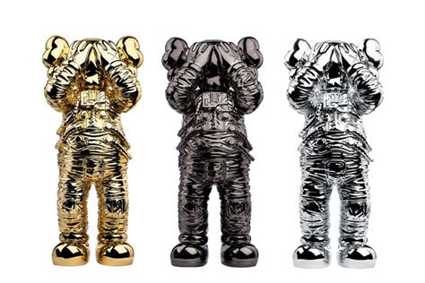 Фігурки космонавтів Kaws Holiday Space в Україні
