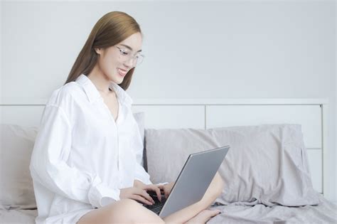 Premium Photo Sexy Asian Woman Use Of Laptop Computer For Online Shopping On Bed
