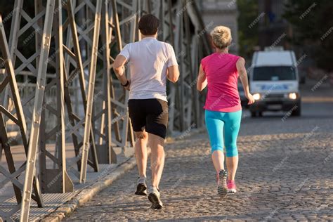 Premium Photo Healthy Mature Couple Jogging In The City At Early