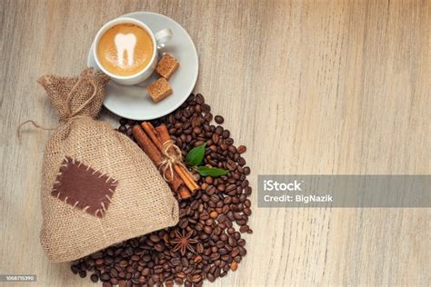 에 스 프레소 커피 콩 굵은 삼 베 자루와 빛 나무 배경에 계 피와 컵 0명에 대한 스톡 사진 및 기타 이미지 0명 갈색 계피 Istock