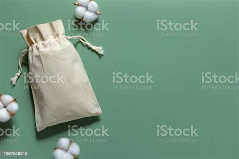 녹색 배경에 면 재사용 가능한 가방과 면 봉오리 친환경 제로 폐기물 개념 미니멀리즘 쇼핑 0명에 대한 스톡 사진 및 기타 이미지 Istock