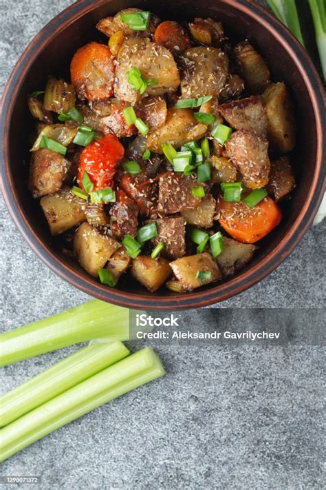 짙은 회색 슬레이트 나 돌 배경에 흙 그릇에 향신료와 야채를 조인 위에서 볼 수 있습니다 가지 채소에 대한 스톡 사진 및 기타 이미지 Istock