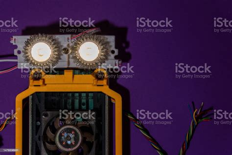 손으로 만든 로봇은 arduino 플랫폼에 평평하게 놓여 있습니다 diy ai 증기 어두운 보라색 배경입니다 어린이와 청소년