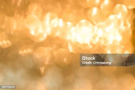골드 반짝이 밝은 빛나는 흰 빛 빛나는 Bokeh 조명 크리스마스 홀리데이 장식 배경에 대 한 추상적인 배경 흐림 무도회장에 대한 스톡 사진 및 기타 이미지 Istock