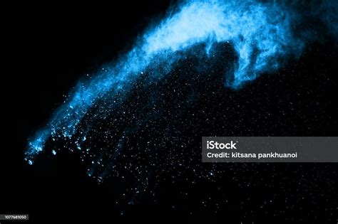 검은 바탕에 블루 분말 폭발입니다 색깔된 구름입니다 다채로운 먼지 폭발 페인트 Holi입니다 가루로 빻은에 대한 스톡 사진 및 기타 이미지 Istock