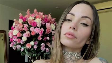 Melanie Pavola sube la temperatura con el microbikini estampado de tendencia México