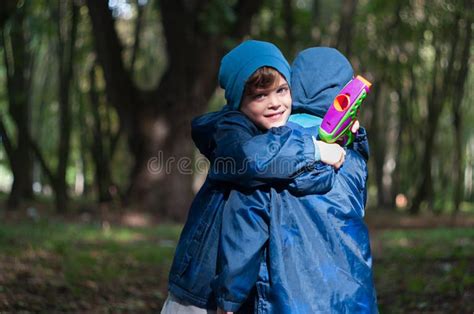 Hermanos Abrazados Fotos De Stock Fotos Libres De Regalías De Dreamstime