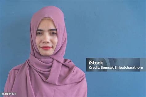 전통적인 무슬림 의상을 입은 여자가 웃고 있다 카메라를 보고 히잡을 쓴 아름다운 여자의 얼굴 사진 행복한 미소를 짓는 아라비아 여자 엄격한 정장 복장과 우아한 외관 Eid