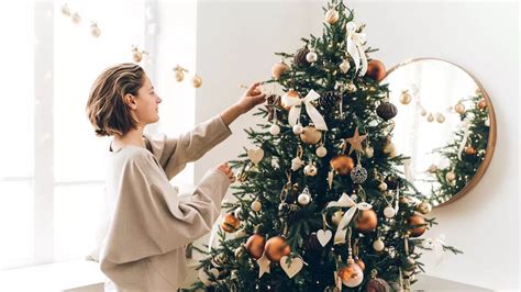 professional tree decorator shares triangle method to hang christmas
