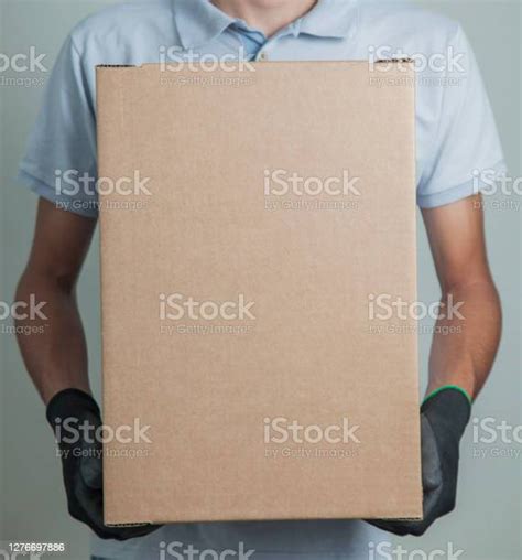 회색 배경에 제품을 제공하기위한 골판지 상자를 들고 검은 장갑을 가진 남자의 세부 사항 배달에 대한 스톡 사진 및 기타 이미지 배달 인간 손 인쇄기 Istock