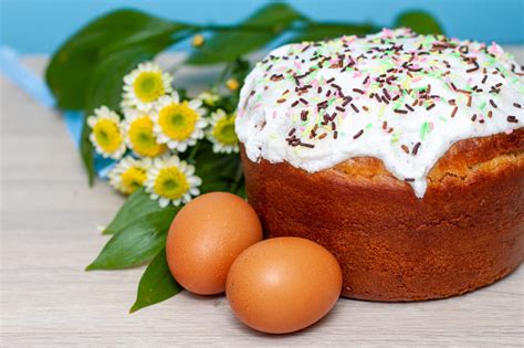 부활절 케이크와 색의 달걀 노란 꽃이 배경에 있습니다 휴일 음식과 부활절 개념입니다 선택적 초점 Copyspase 0명에 대한 스톡 사진 및 기타 이미지 Istock