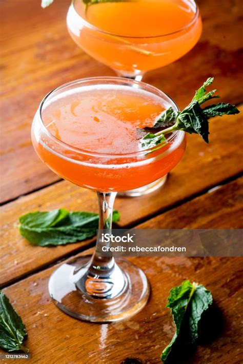 칵테일 진 보드카 럼 또는 위스키로 만든 알코올 음료에 소다수 과일 주스 라임과 체리를 곁들인 장식 클래식 한 미국 바 음료 0명에 대한 스톡 사진 및 기타 이미지 Istock