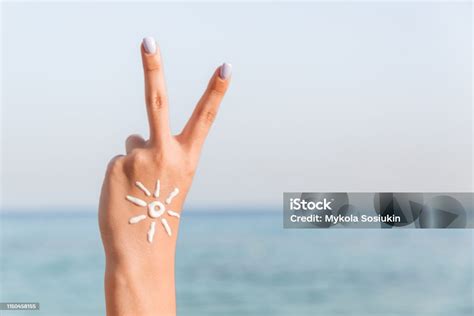 젊은 여자는 평화 제스처를 보여주고 해변에서 그녀의 손에 태양 모양 있다 브이에 대한 스톡 사진 및 기타 이미지 브이 햇볕