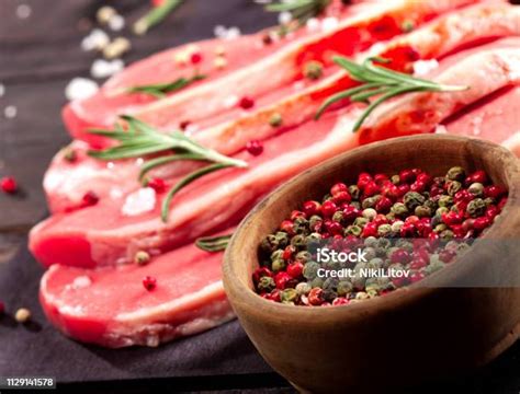 로즈마리와 향신료와 함께 보드 절단에는 원시 쇠고기 스테이크 검정색 배경에 대한 스톡 사진 및 기타 이미지 검정색 배경 고기 날것 Istock