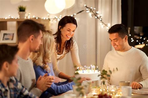 Fam Lia Feliz Que Tem A Festa De Anos Em Casa Imagem De Stock Imagem De Feliz Bolo
