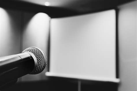 마이크 연단 및 기자 회견에 대 한 회의실의 뒷면에 프로젝터 화면에서 사용할 준비가 선택적 초점입니다 흑백 사진입니다