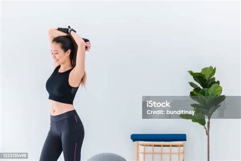 아시아 아름다운 여성은 워밍업과 복사 공간 흰색 벽 배경에 운동하기 전에 요가와 스트레칭 몸을 재생할 수 있습니다 체중 감량을