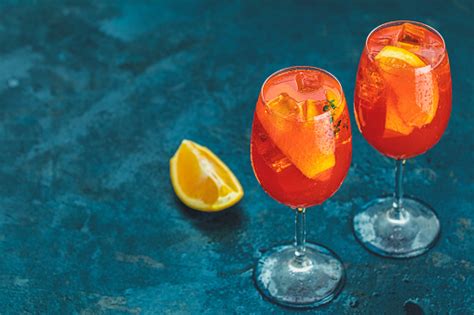 칵테일 아페롤은 진한 파란색 배경에 물 방울과 큰 와인 잔에 뿌려 여름 이탈리아 신선한 알코올 차가운 음료 선택적 초점 각얼음에 대한 스톡 사진 및 기타 이미지 Istock