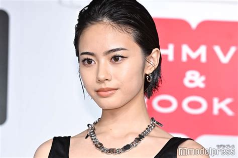 画像2932 「御上先生」で話題・安斉星来、大胆スリットから美脚全開「セクシー」「スタイル抜群」の声 モデルプレス