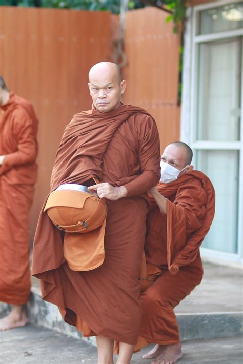 หลวงนำ หลวงพ่อมานพ พุทธครุโต สถานธรรมพุทธครุการามตาดเค็ง