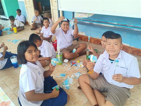 ถุงนมนักเรียนมีประโยชน์ นักเรียนดื่มนมแล้ว นำมาทำดอกไม้ต่อได้ การงานอาชีพ ป 4 วันนี้ รณรงค์ลด