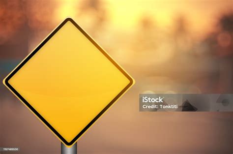 화려한 보케 빛 추상적 인 배경 흐림 교통 도로에 빈 노란색 교통 표지판 교통 및 여행 개념의 공간을 복사합니다 복고풍 톤 필터