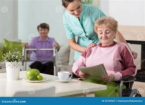 Oude Vrouwen En Een Verpleegster Stock Afbeelding Image Of Vrijetijdsbesteding Leven 52764567