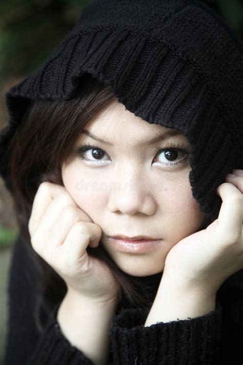 Belle Fille Asiatique Regardant Le Visualisateur Photo Stock Image Du